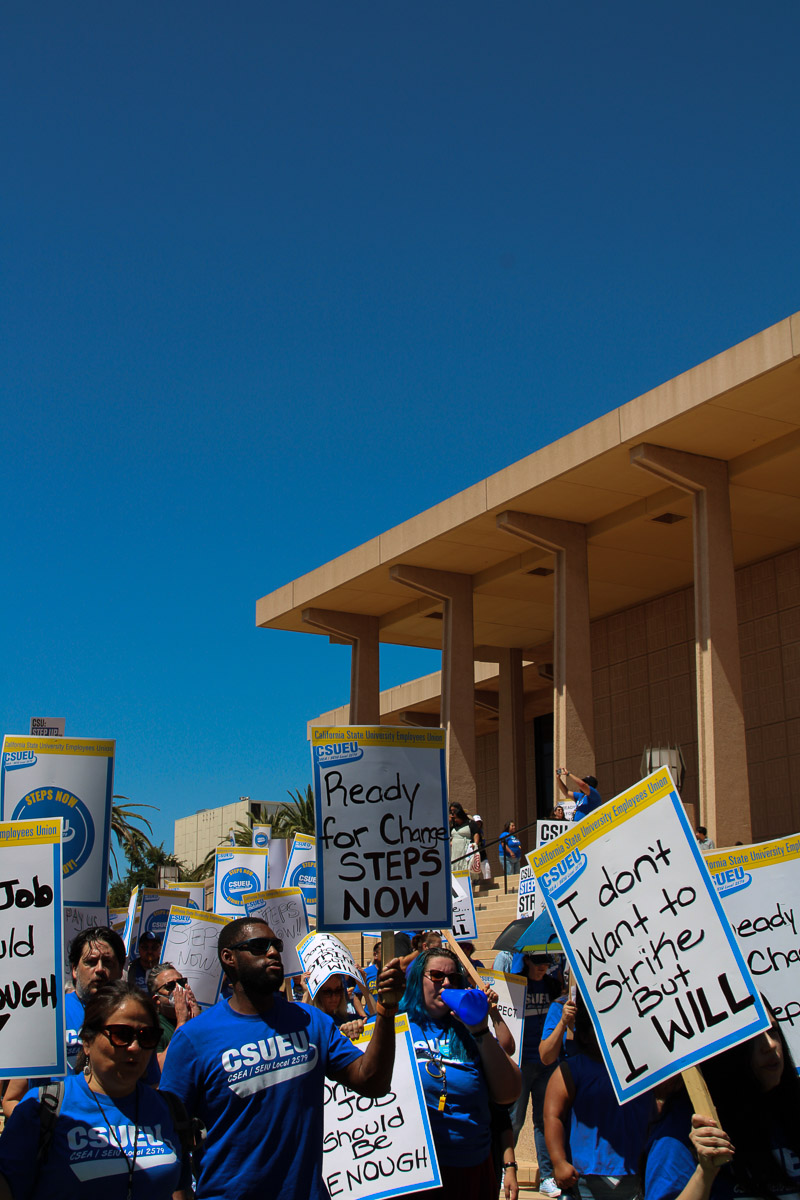 Student assistant protest shakes up the campus on move-in day – Daily ...