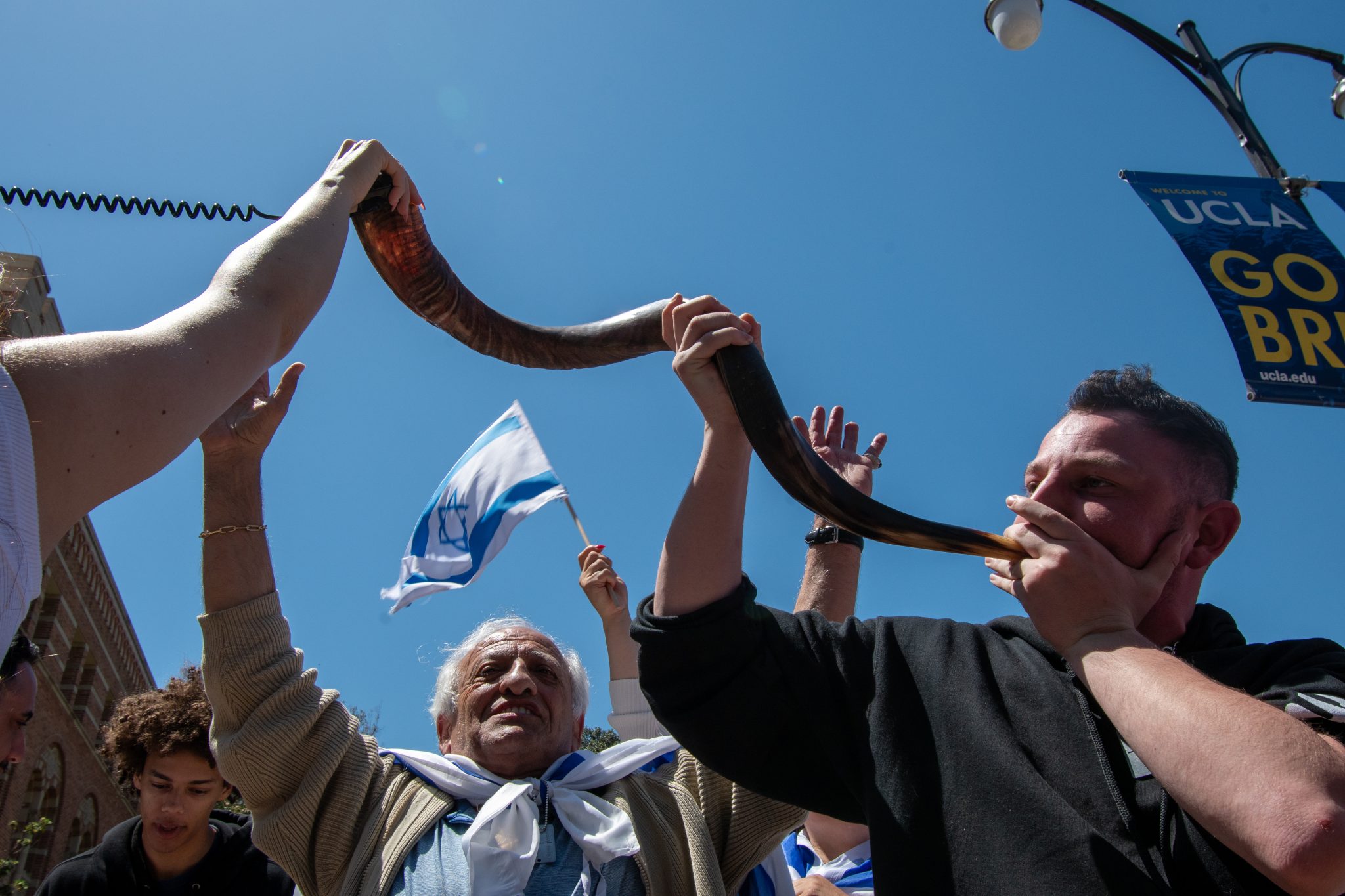 Dueling Israeli-Palestinian protesters clash at UCLA – Daily Sundial