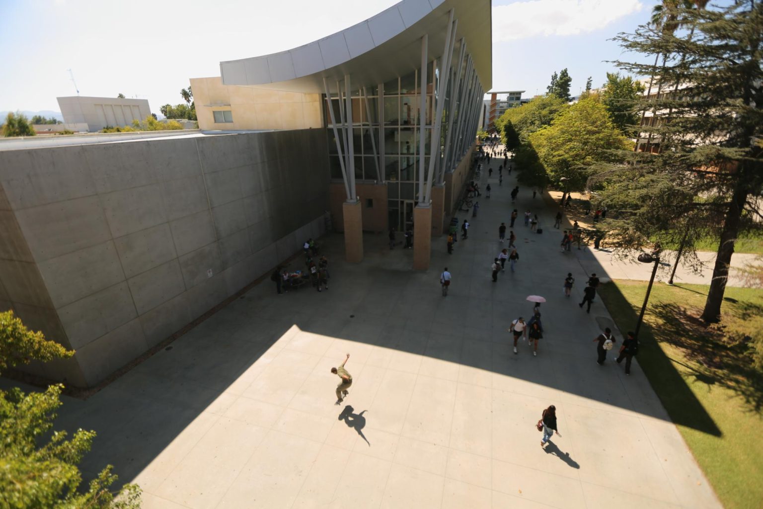 CSUN’s unofficial official club: The Manzanita Hall skaters – Daily Sundial
