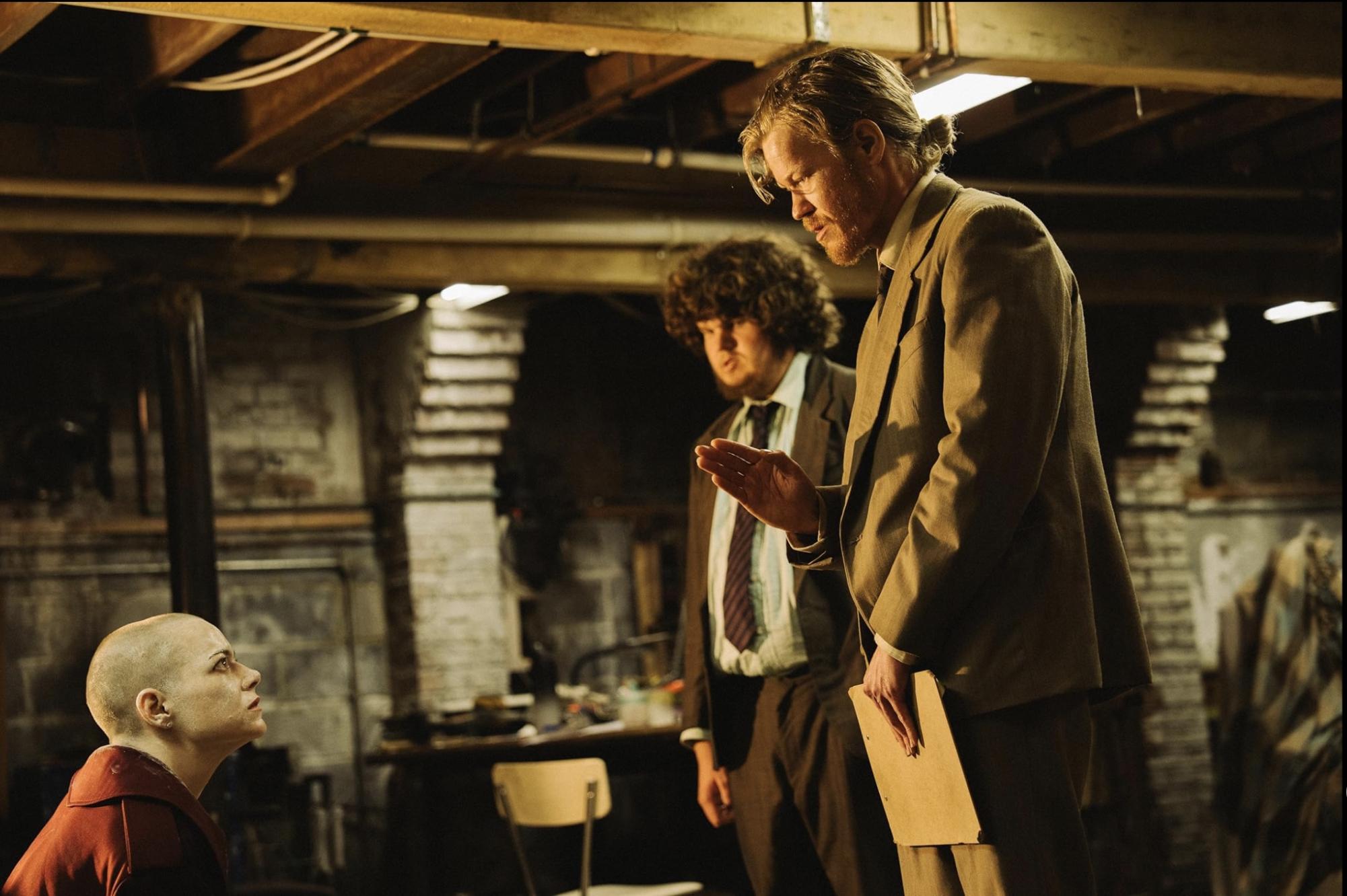 REVIEW: In Yorgos Lanthimos’s ‘Bugonia,’ humanity is the real alien ...